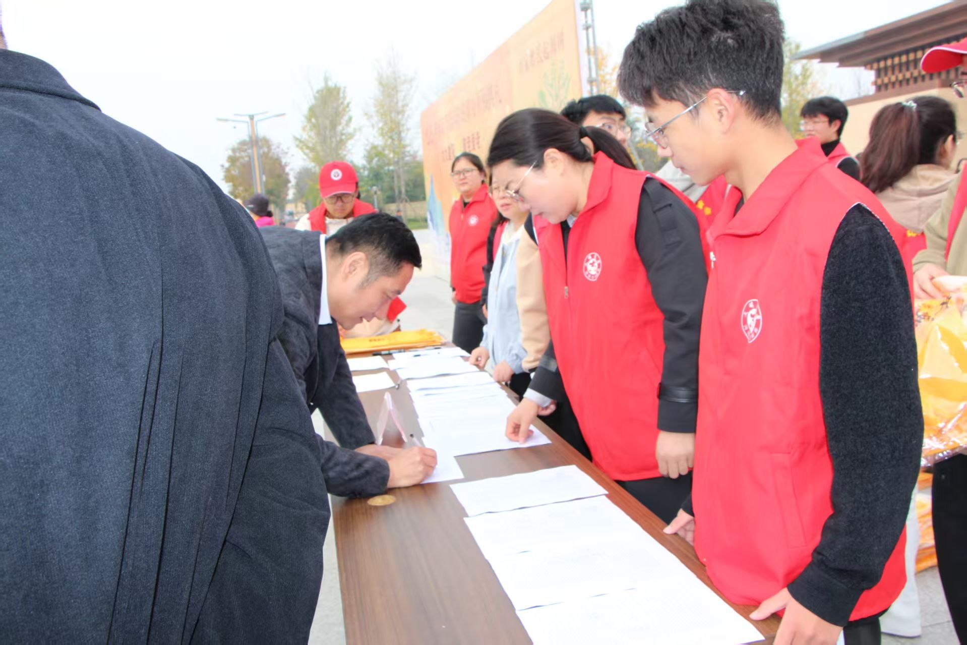 踏故地溯文明，赴祭典践使命 ——未来技术学院2025级本科生团支部开展恭拜轩辕黄帝祈福典礼志愿团日活动-河南大学未来技术学院